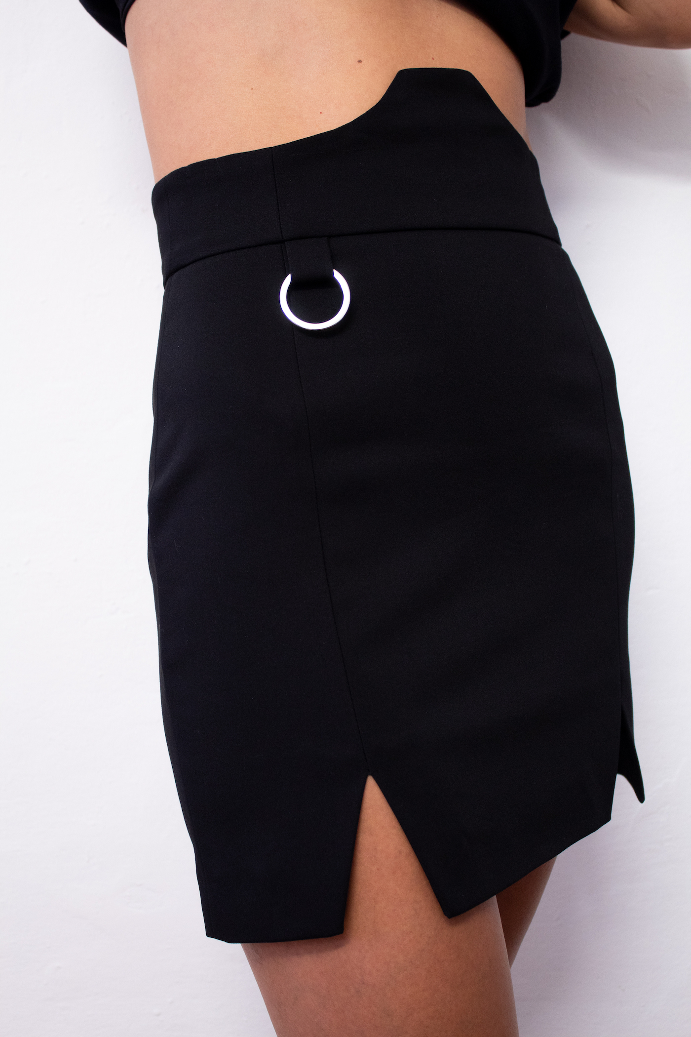 Fusta mini cu talie inalta si accesoriu metalic, comanda online - Ozza